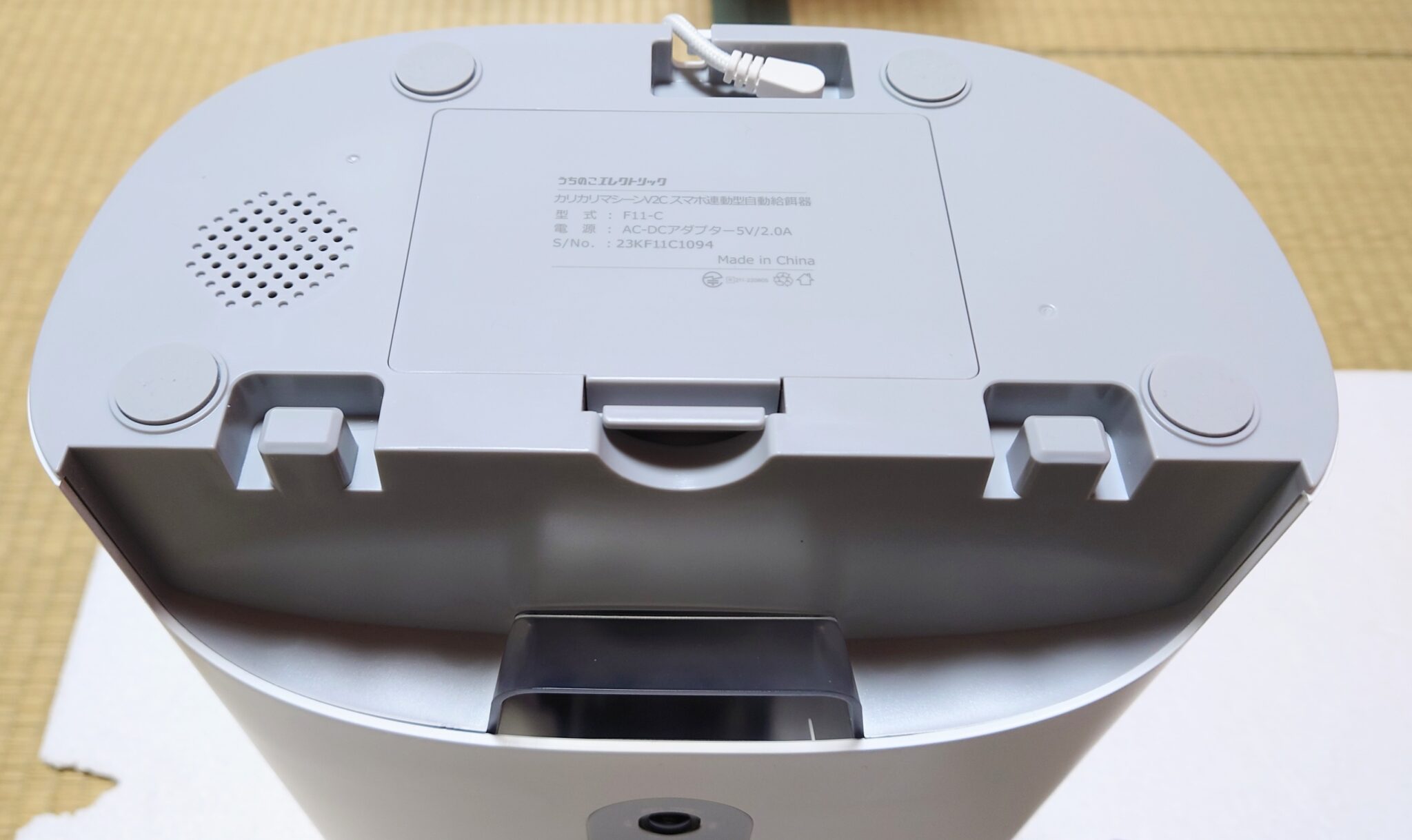 高性能で人気の自動給餌器【カリカリマシーンV2C】をレビュー | 気がるにいっとく